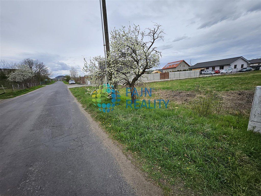 Prodej stavebního pozemku 1005 m², Račice • Sreality.cz