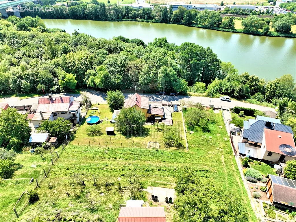 Prodej stavebního pozemku 530 m², Nad rybníkem, Praha - Dolní Počernice • Sreality.cz