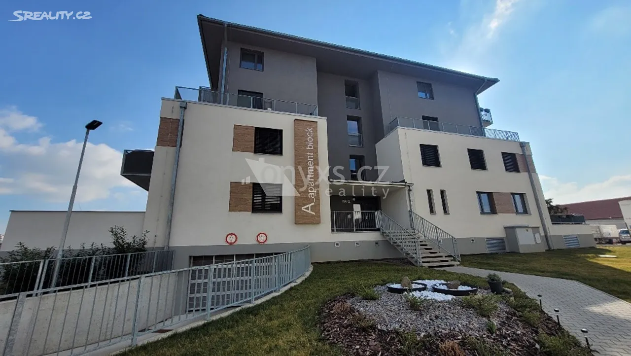 Pronájem garážového stání 12 m², Želetická, Praha - Sobín • Sreality.cz