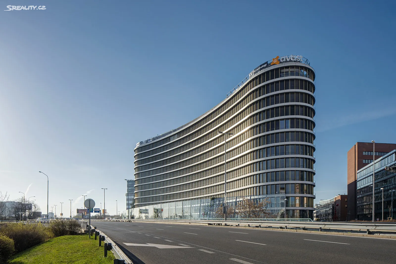 Pronájem kanceláře 860 m², Pikrtova, Praha - Nusle • Sreality.cz