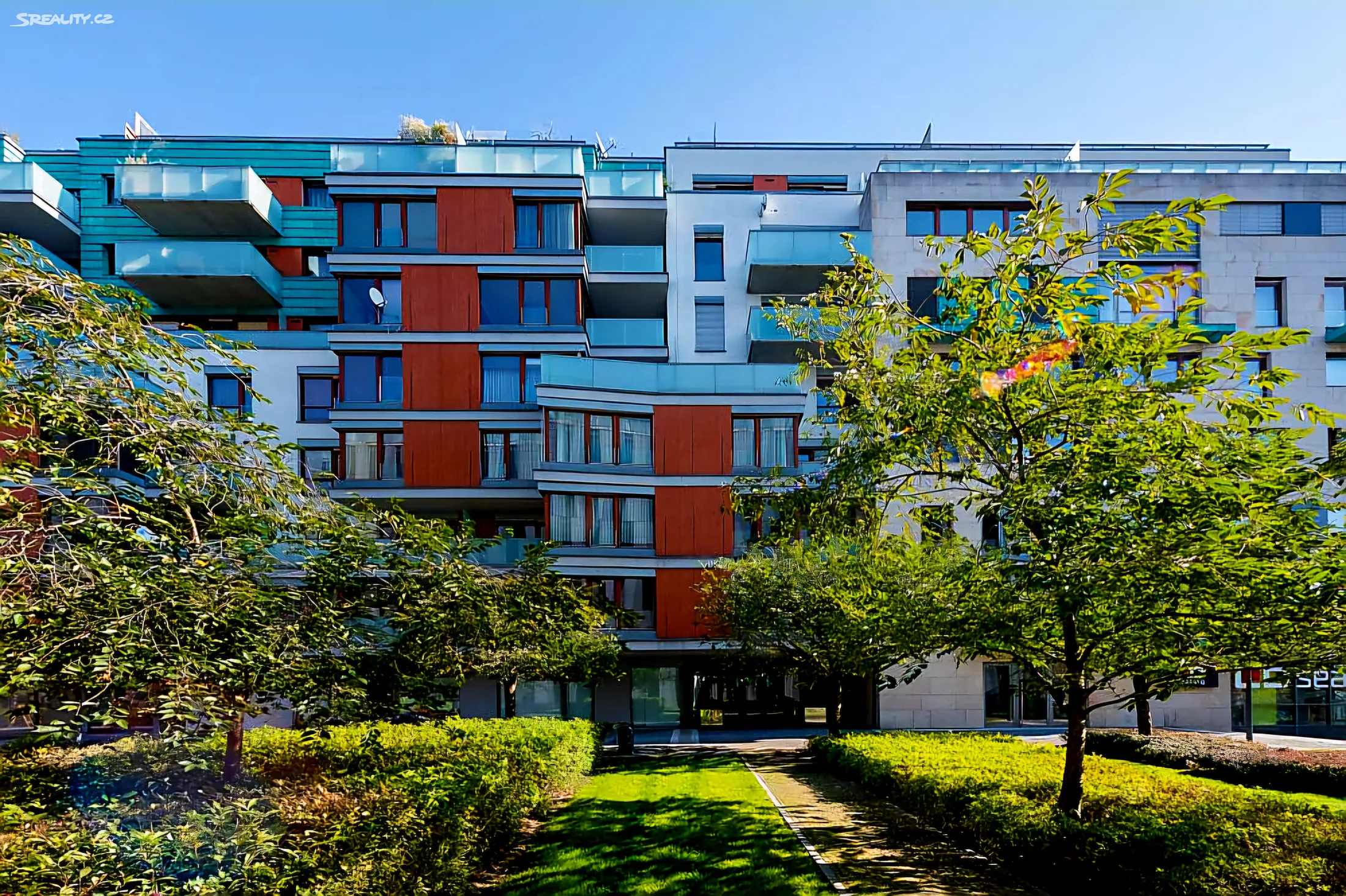 Pronájem garážového stání 15 m², Rohanské nábřeží, Praha - Karlín ...