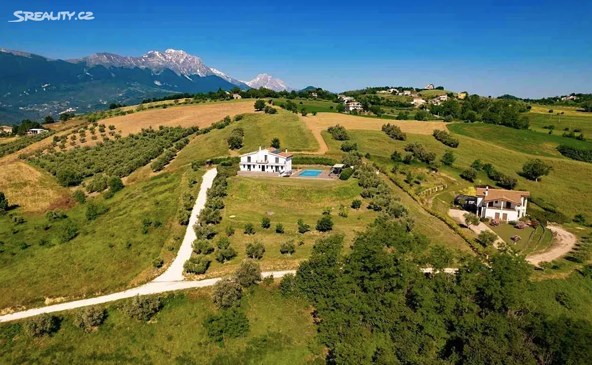 Prodej vily 405 m², pozemek 9400 m², Penne, Itálie • Sreality.cz
