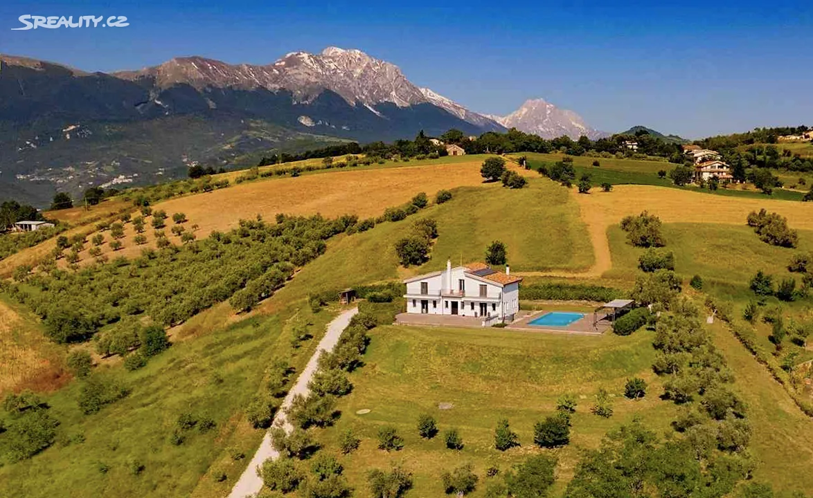 Prodej vily 405 m², pozemek 9400 m², Penne, Itálie • Sreality.cz